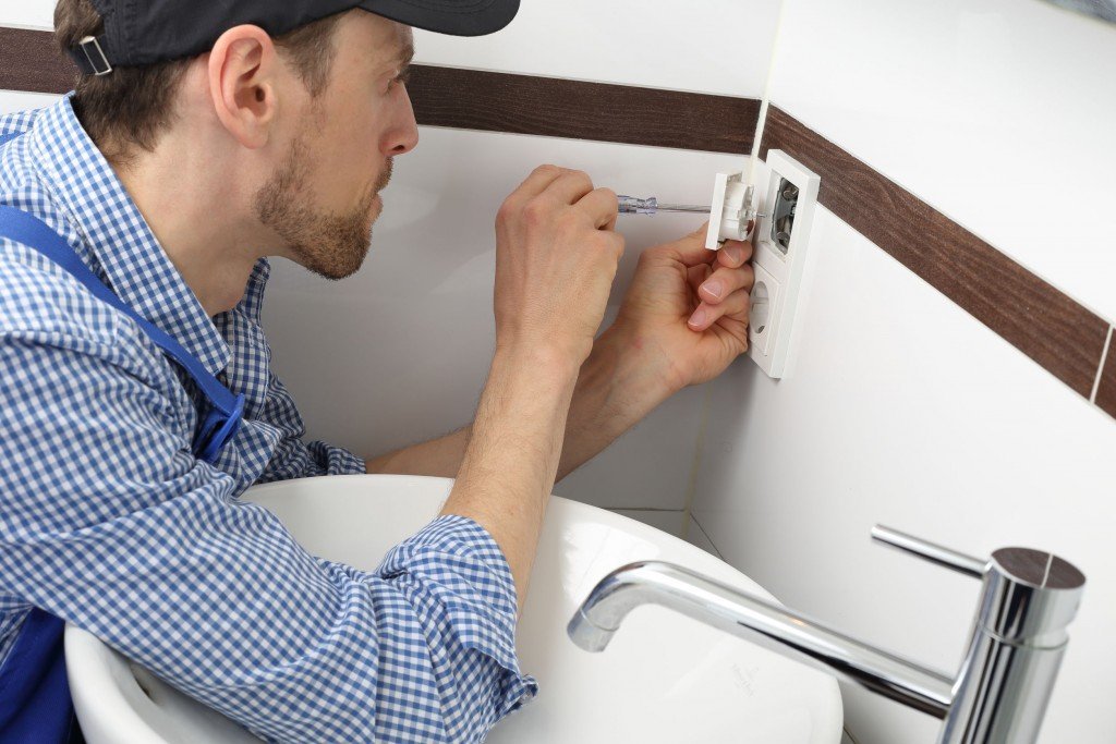 Consejos para mantener la seguridad eléctrica en el baño (I) - Herfer